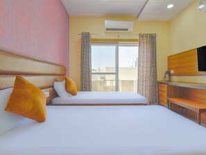 Quarto Deluxe, 1 cama de casal, varanda | Secretária adequada para computadores portáteis, quartos insonorizados