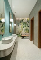 Produtos de toalete grátis, secador de cabelo, roupões de banho