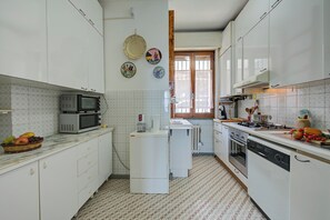 Casa Familiar, vários quartos, junto à montanha (La Finestra Sul Lago) | Cozinha privada | Um frigorífico, um micro-ondas, um forno, uma placa de cozinha 