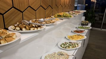 Café da manhã com buffet grátis todos os dias