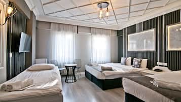 Family Room | Frigobar, cofres nos quartos, escrivaninha