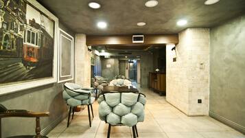 Área de estar no saguão