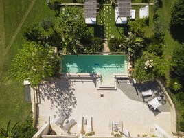 Piscina exterior, toldos gratuitos, guarda-sóis