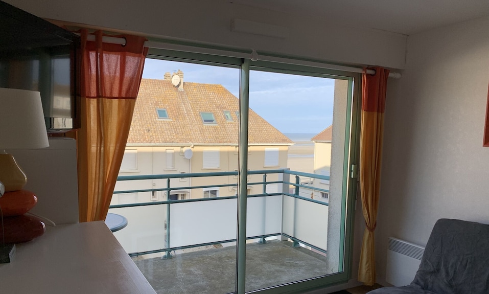 Beachside Getaway: Cozy 2-bedroom With Balcony, Steps From Sand - Quend Plage