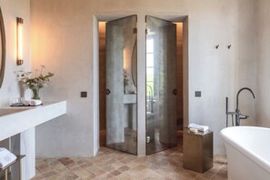 Terrace Suite | Casa de banho | Uma combinação polibã/banheira, artigos de higiene pessoal grátis 