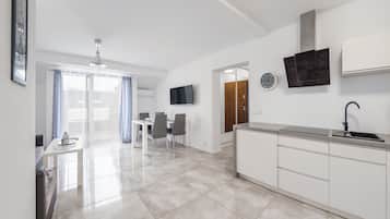 Apartamento (34 ŻAGIEL) | Cozinha americana privada | Geladeira, cooktop, talheres/pratos/utensílios de cozinha