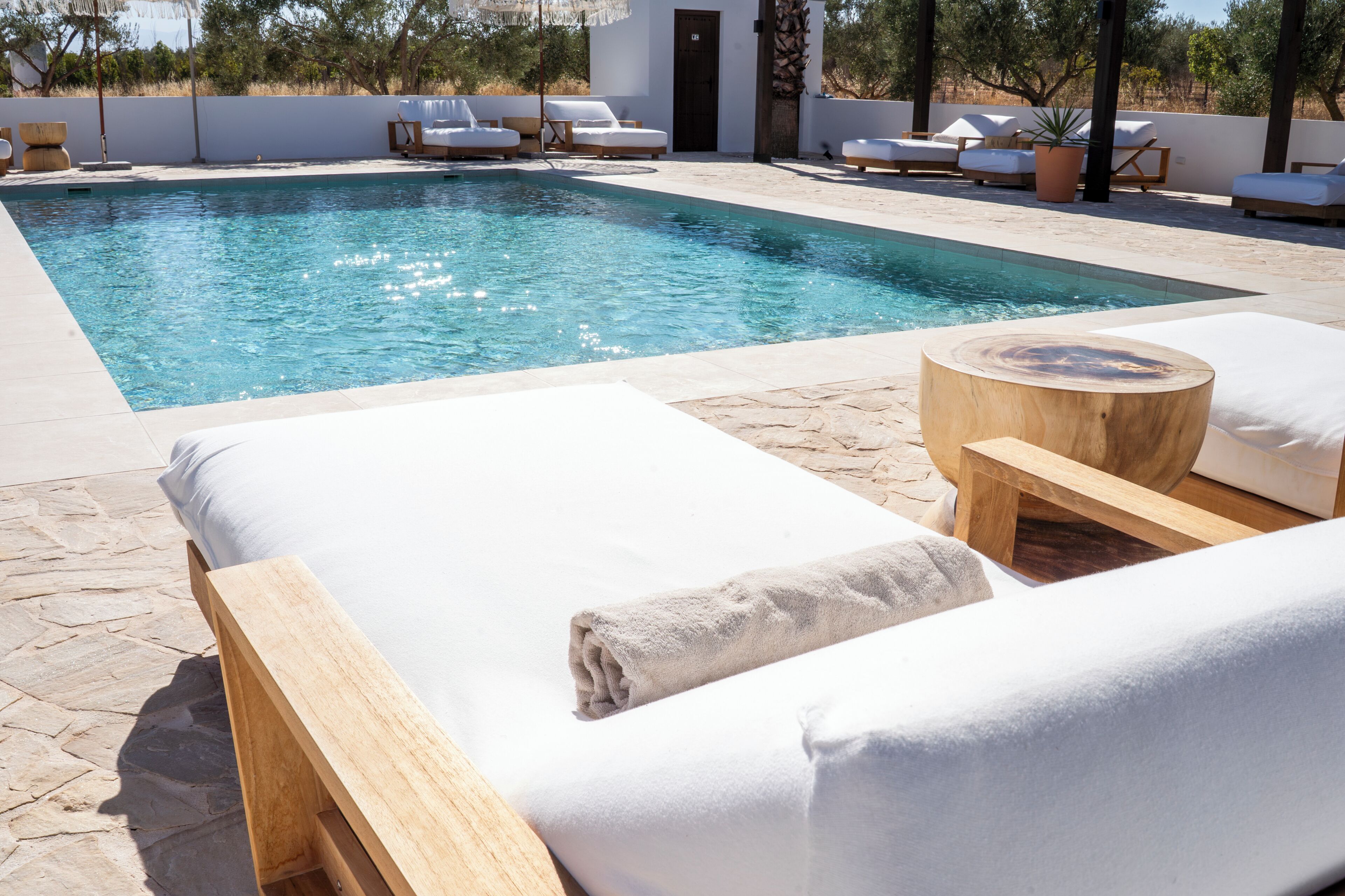 Piscina externa, espreguiçadeiras