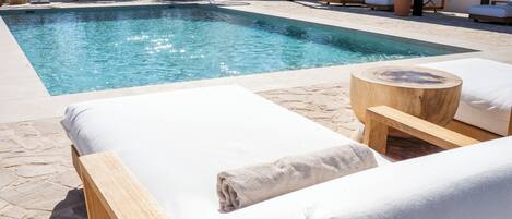 Piscina externa, espreguiçadeiras