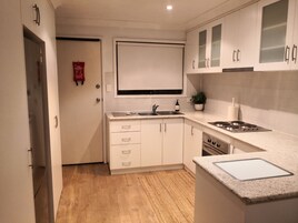Apartamento conforto, 2 quartos | Cozinha privada | Geladeira grande, micro-ondas, fogão, cooktop