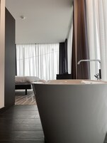 Apartamento júnior | Banheiro | Chuveiro, secador de cabelo, toalhas de banho, sabonete