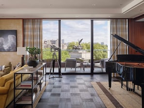 Suite, 1 cama king-size (The Peninsula Suite) | Sala de estar | Televisor LED de 35 polegadas com canais digitais, brinquedos