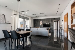 Apartamento luxo | Área de estar | TV 43 polegadas com canais digitais, lareira, Netflix