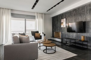 Apartamento luxo | Área de estar | TV 43 polegadas com canais digitais, lareira, Netflix