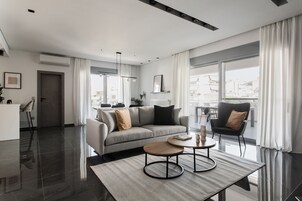 Apartamento luxo | Área de estar | TV 43 polegadas com canais digitais, lareira, Netflix