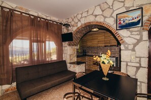 Villa de Luxo | Cozinha privada | Um frigorífico/congelador grande, um micro-ondas, um forno 