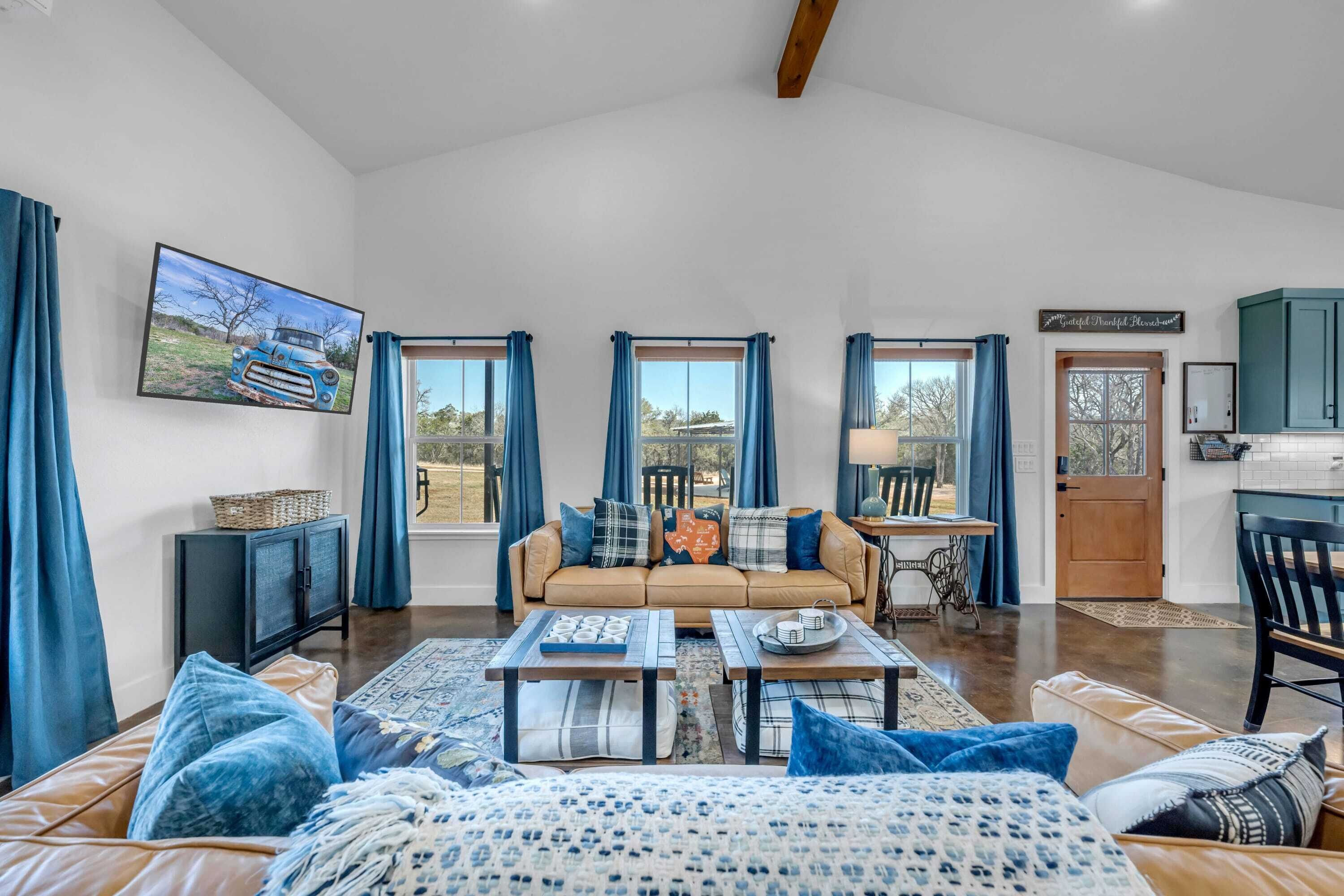 Blue Truck Ranch-6 Acres 3 Cottages Fire Pit! - Kingsland, TX