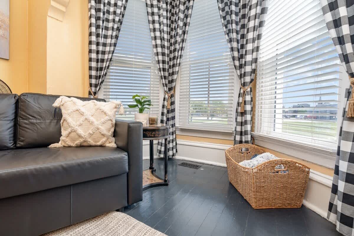 Pet Friendly, Beautiful Downstairs King Bed/1bth Charmer - Michigan