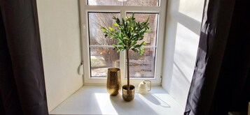 Apartamento Romântico | Cozinha privada | Um frigorífico/congelador grande, um micro-ondas, uma cafeteira/bule 