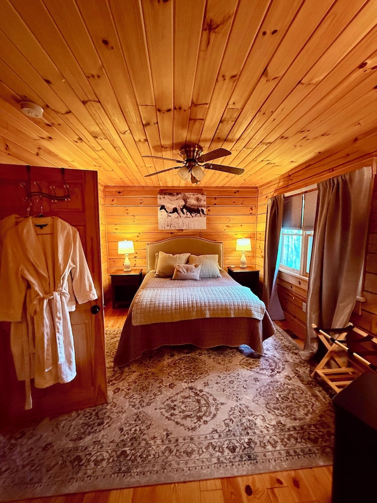Serenity Meets Convenience - Honey Bear Log Cabin Near Downtown West ...