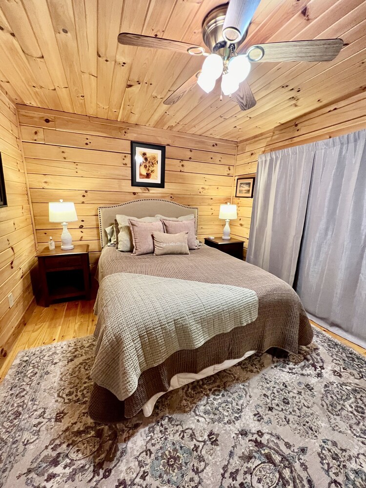 Serenity Meets Convenience - Honey Bear Log Cabin Near Downtown West ...