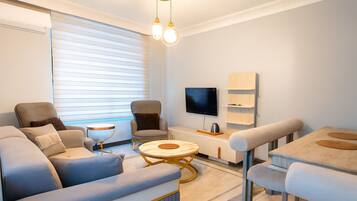 Apartamento, 2 quartos | Sala de estar | TV LED 42 polegadas com canais via satélite, TV, pisos aquecidos