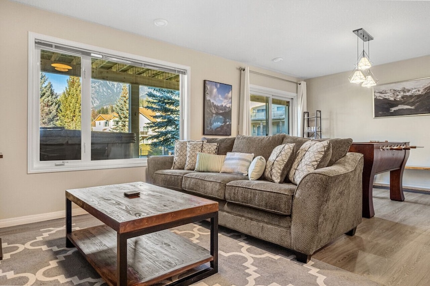 Rustic Ridge | Hot Tub | Home Theatre | Fireplace - Alberta