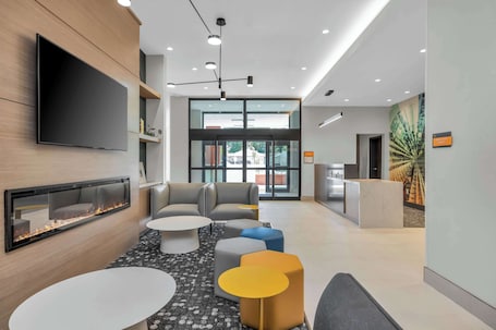 Saguão. La Quinta Inn & Suites by Wyndham San Jose Airport-Downtown