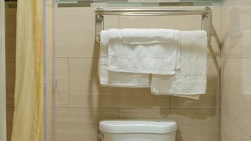 Produtos de toalete grátis, toalhas de banho, sabonete, papel higiênico