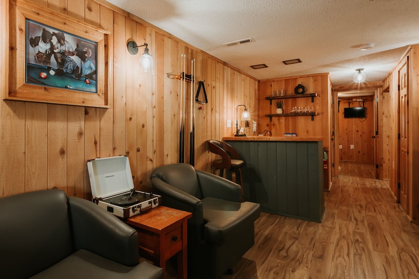 Cozy Gatlinburg Cabin-unbeatable Location, Mins From Gatlinburg- Hot Tub! - Pigeon Forge, TN