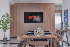 Apartamento Deluxe | Sala de estar | Smart TV de 46 polegadas com canais via satélite, televisor