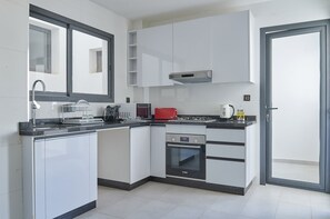 Apartamento Deluxe | Cozinha privada | Um frigorífico/congelador grande, um micro-ondas, um forno 