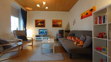 Apartamento Sénior em Condomínio Fechado | Sala de estar | Televisor LED, leitor de DVD, filmes pagos, colunas inteligentes 