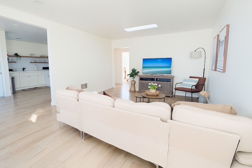 The Locust Landing, 10 Minutes To Beach, Ac, Private Parking, 2 Bedrooms, Fits 5 - Compton, CA