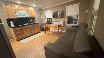 Quarto Individual Básico | Sala de estar | Televisor de ecrã plano de 32 polegadas com canais via satélite