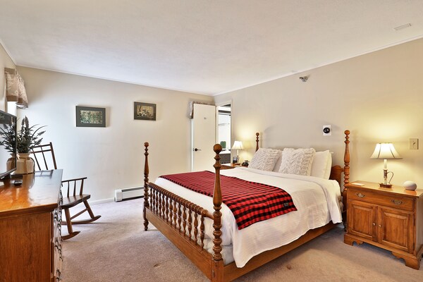 The Birch Ridge: Colonial Maple Room #1 - Queen Suite In Renovated Killington Lodge 1 Bedroom Home - Killington