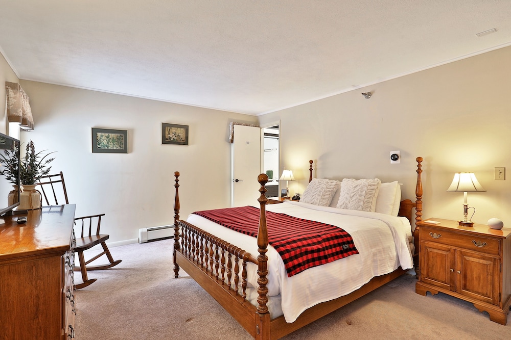 The Birch Ridge: Colonial Maple Room #1 - Queen Suite In Renovated Killington Lodge 1 Bedroom Home - Killington