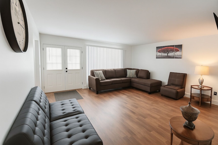 "Stay In Style Downtown Grandville - Discounts For Nurses!" - 그랜드래피즈