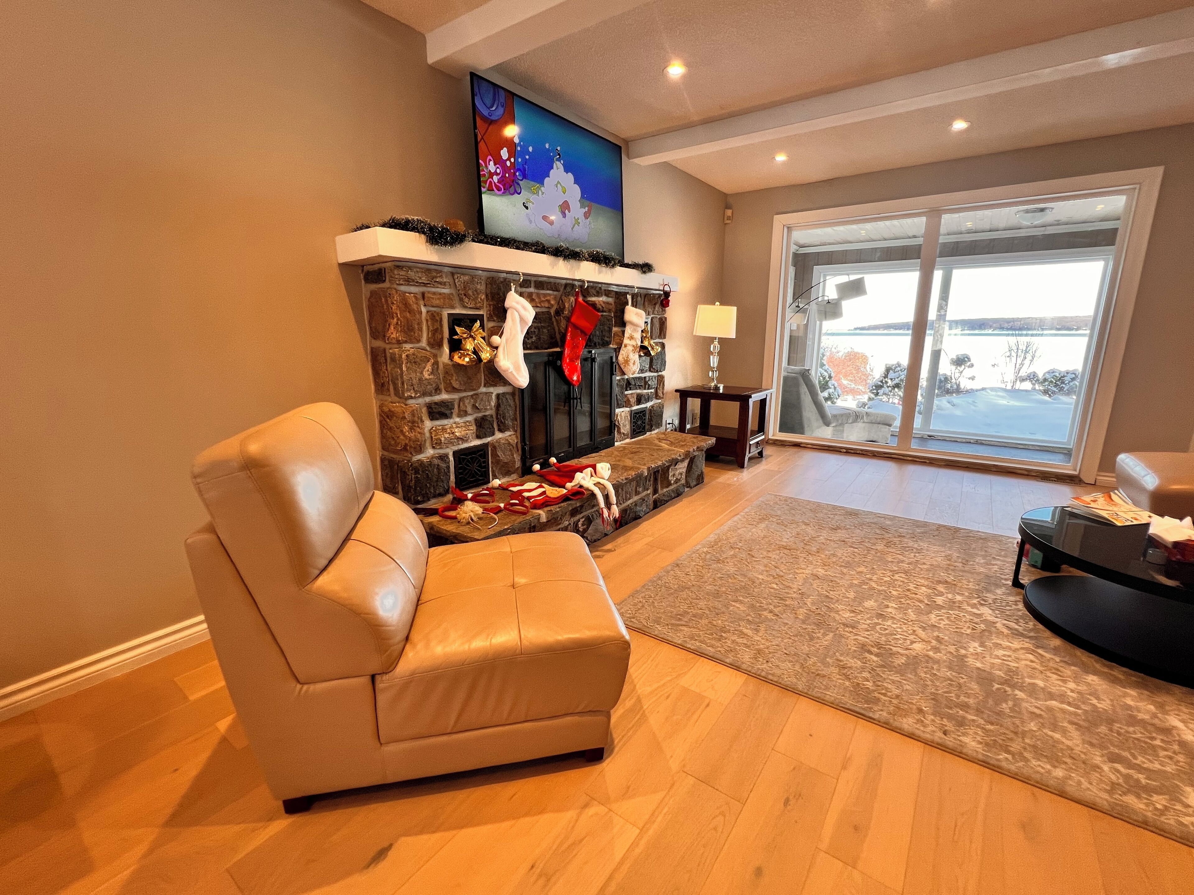 Stylish Sandy Beach 4-bed Waterfront - Midland