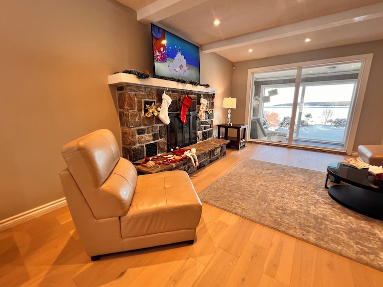 Stylish Sandy Beach 4-bed Waterfront - Midland