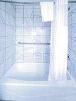 Quarto Duplo ou Twin Design | Casa de banho | Um secador de cabelo, chinelos, toalhas fornecidas, sabão 