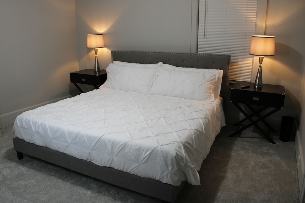 Gorgeous Remodeled Home, With Entertainment, And Massage Chair For Relaxing! - Detroit, MI