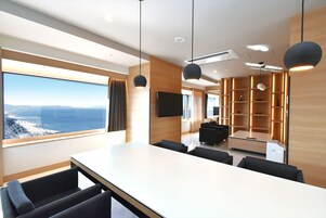 Suíte luxo | Área de estar | TV 40 polegadas com canais via satélite