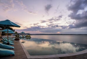 Piscina exterior, espreguiçadeiras 