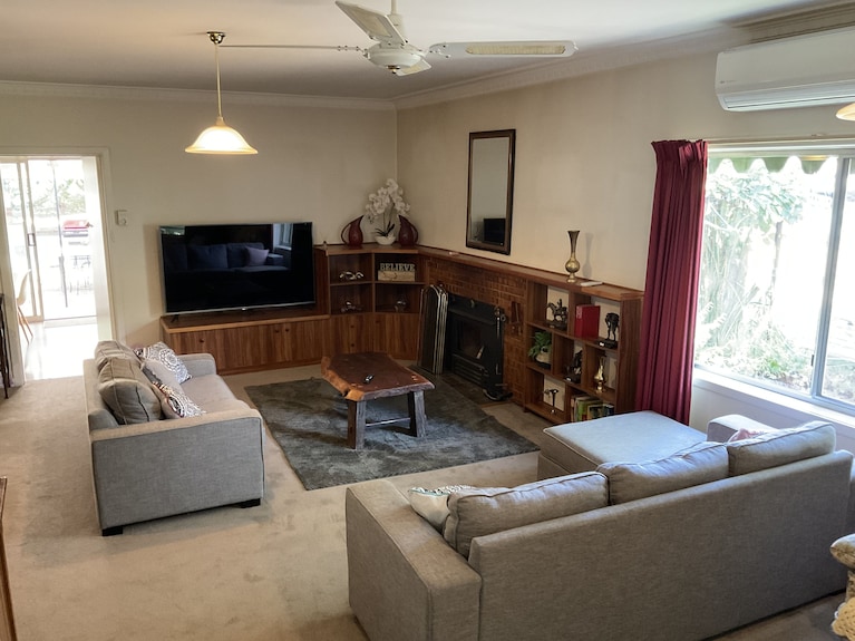 Family Farm Retreat, Big Outdoor Alfresco Areas, With Emus - Myrtleford