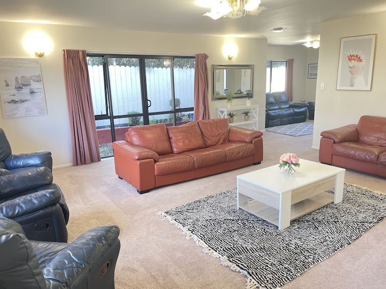 Auckland City & Airport Near Sylvia Park Mall -