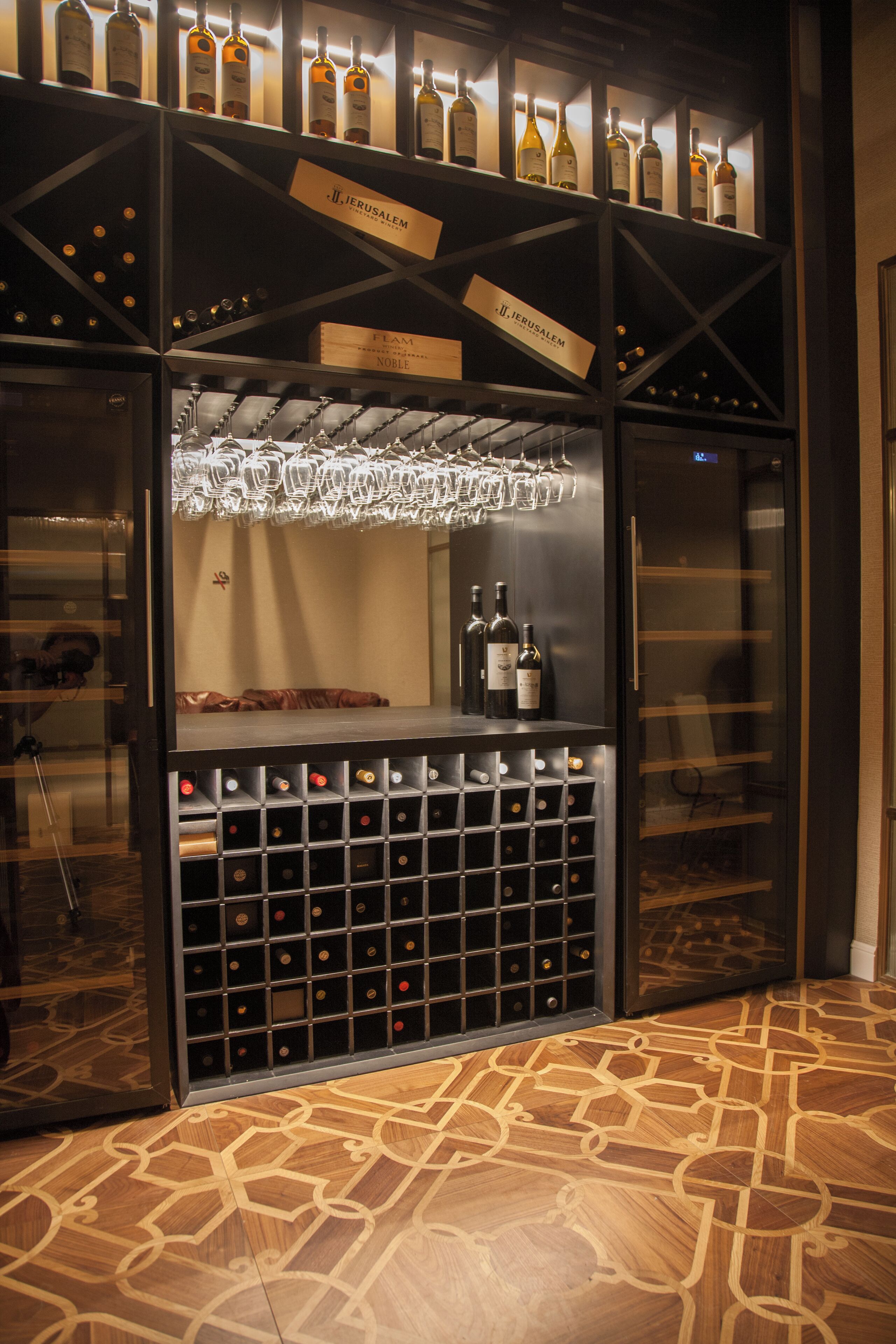 Uma adega com prateleiras cheias de garrafas de vinho e um suporte para vinhos.