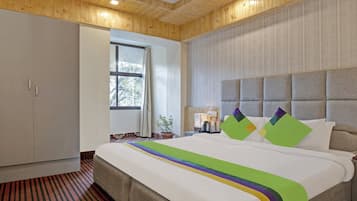 Quarto Deluxe | Secretária, ferro/tábua de engomar, roupa de cama fornecida