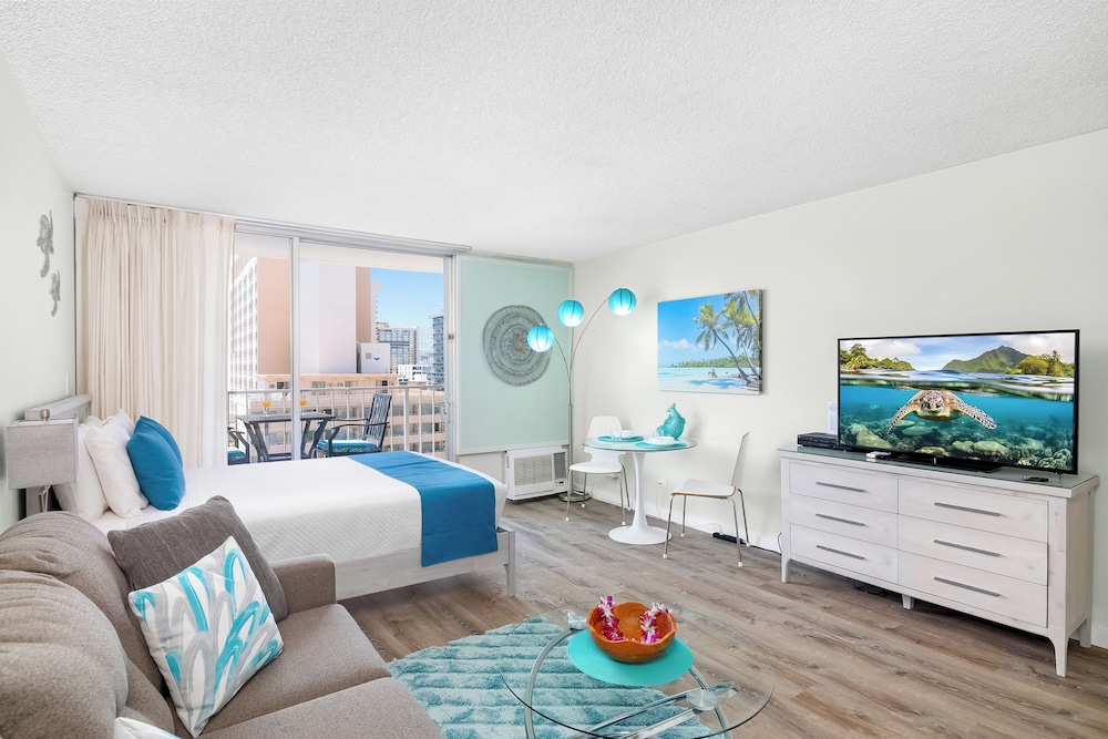 "Bahama" Studio w/ FREE Parking & Full Kitchen - Honolulu | Vrbo