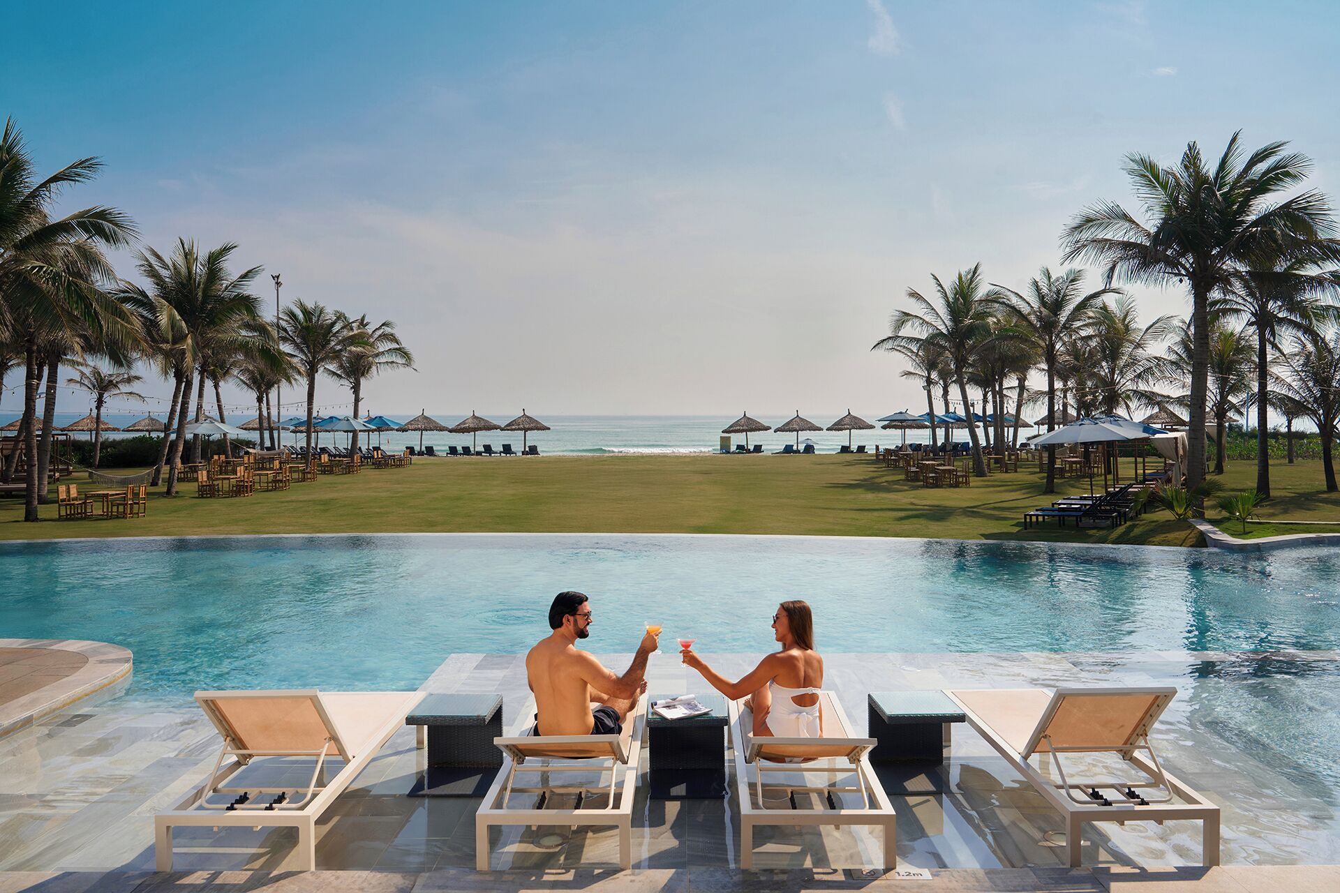 2 piscinas exteriores, toldos gratuitos, guarda-sóis 