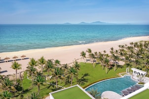 2 piscinas exteriores, toldos gratuitos, guarda-sóis 